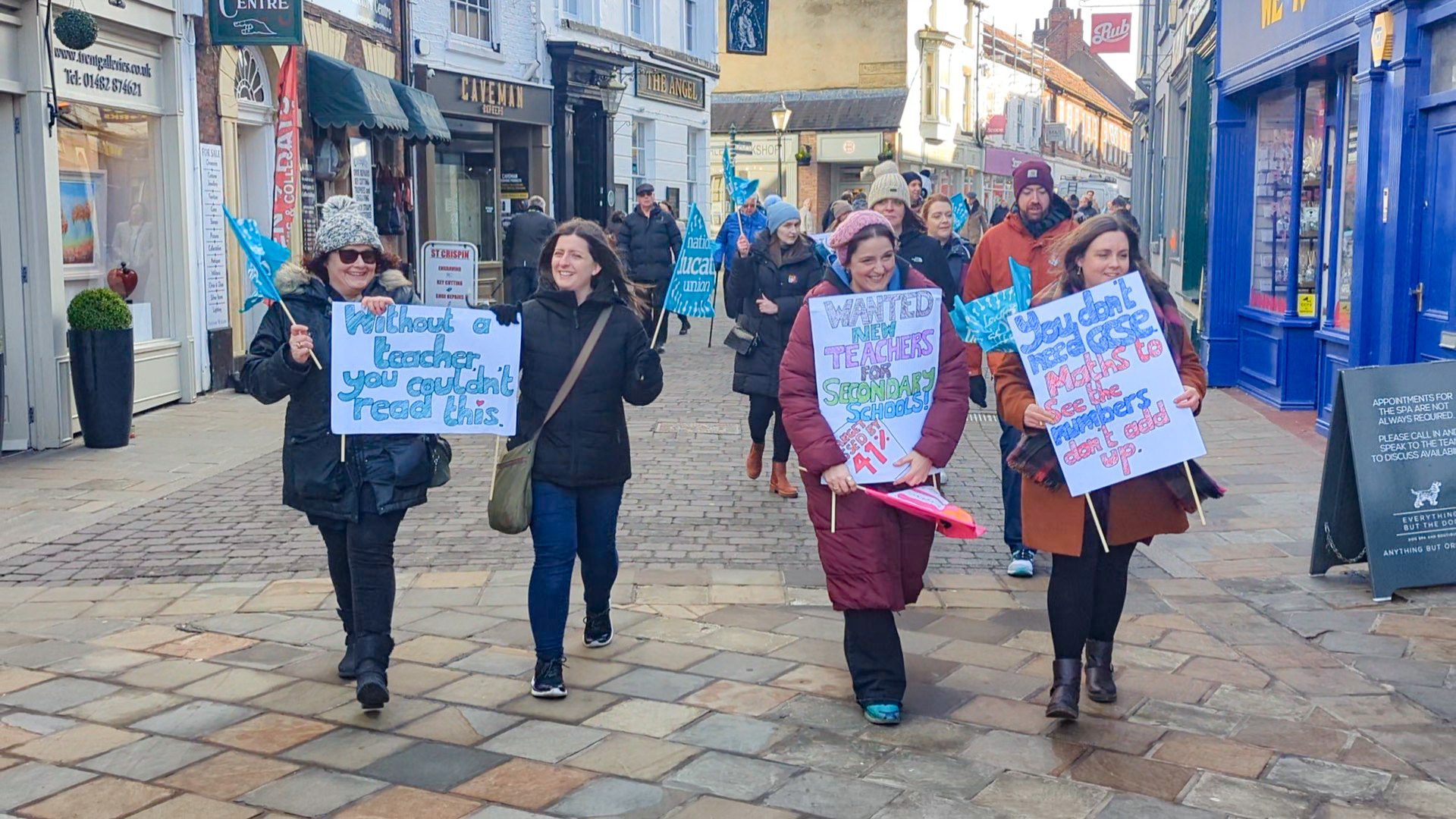 Teachers go on strike to protest about pay - The Wolds Weekly Newspaper